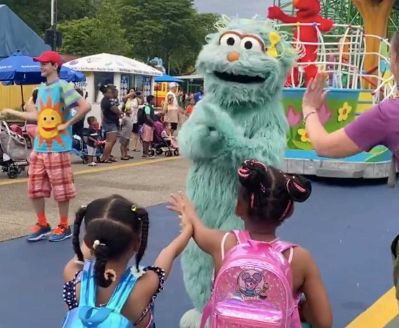 Sesame Place Character Refuses To Hug Young Girls In Viral Video ...